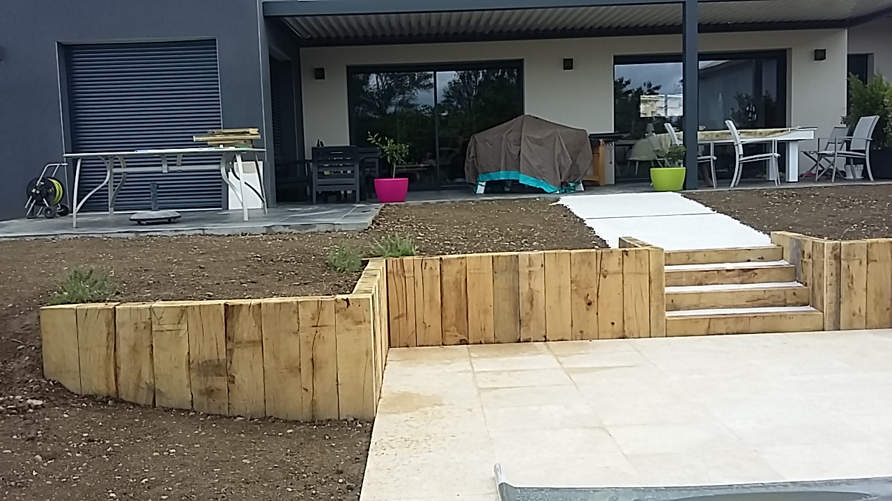 Création retenue de talus en traverses de chêne Gagnac - Brin de Nature